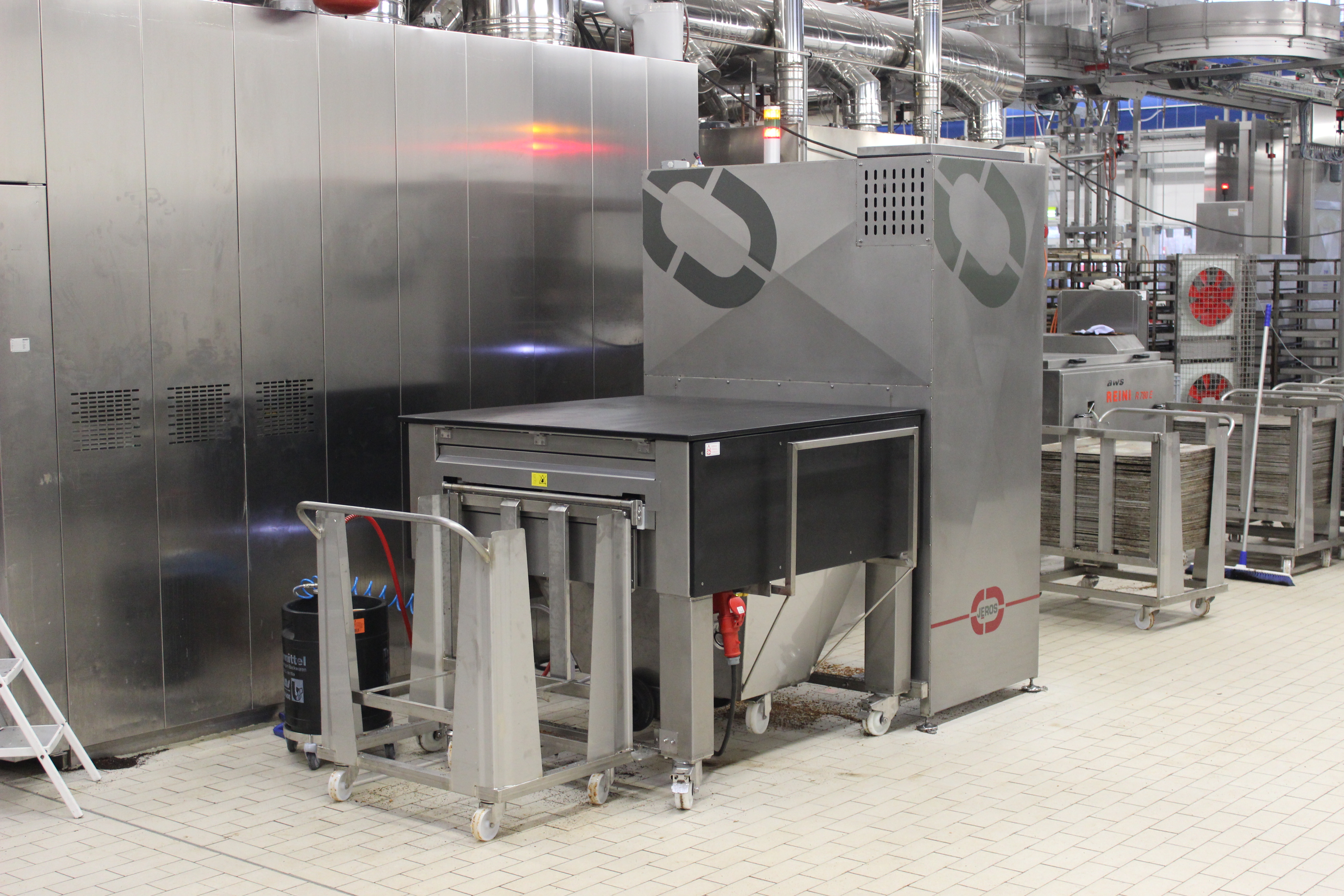 Get quick cleaning of baking trays with JEROS’s tray cleaner